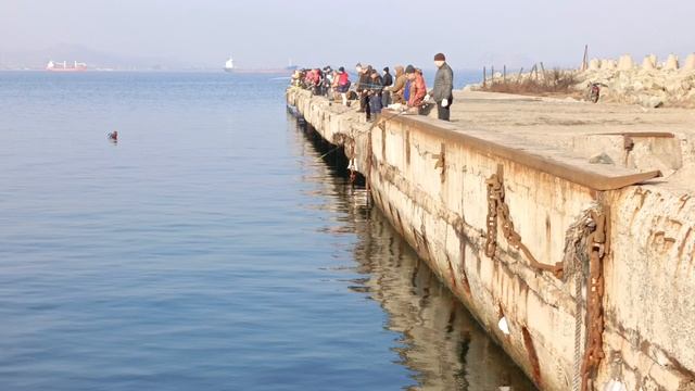 пирс с рыбаками