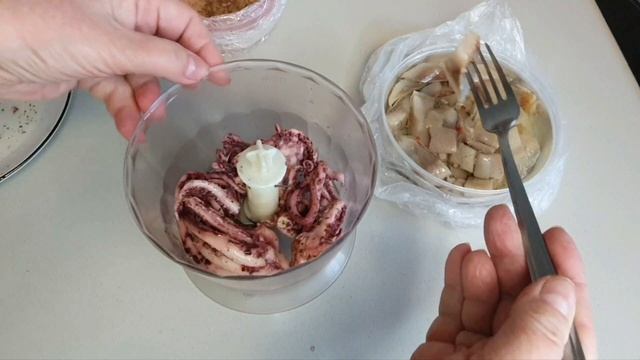 Щупальца кальмара и селёдка