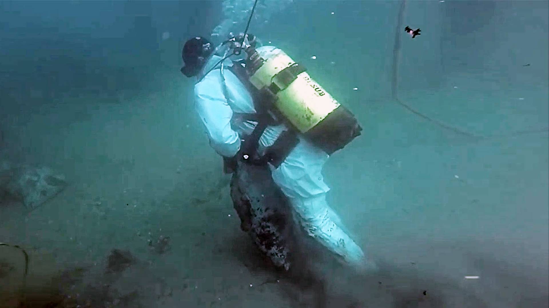 Анапа. Уборка мазута с пляжей и со дна Черного моря продолжается