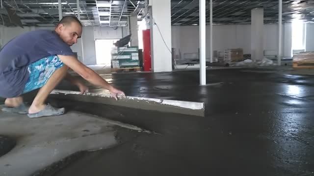 Выравнивание полов плиточным клеем.