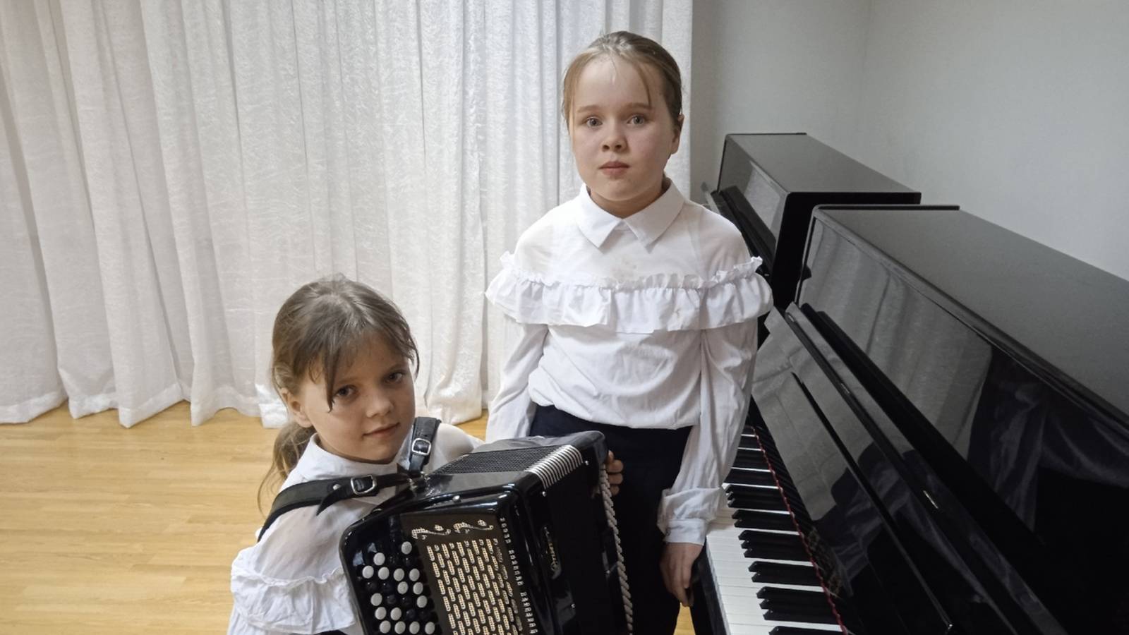 Алёна и Полина Туюлайнен. РНП «Как у наших у ворот», Обр. С. Гардейчик.