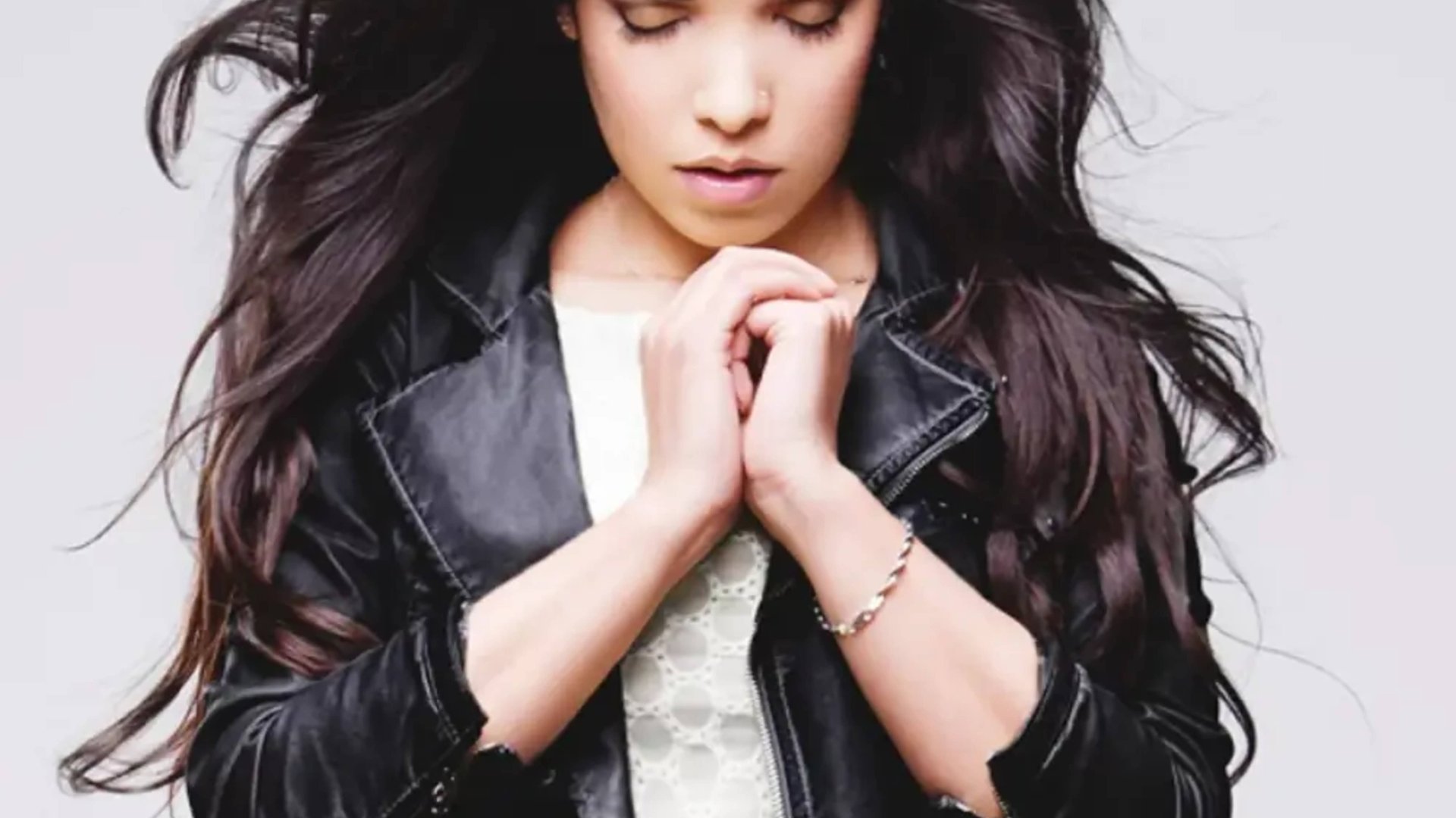 Последний(танец, 2013г, поет- Indila, Я танцую с ветром и дождём, танцую и улетаю,

перевод ниже