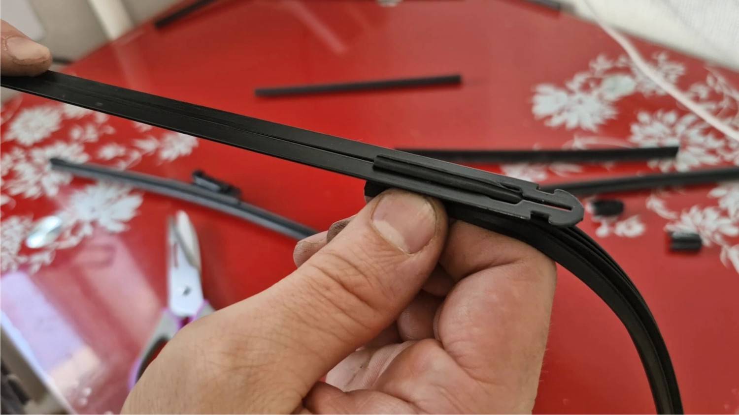 Как поменять резинки на дворниках если дворники не чистят лобовое стекло сломались, царапают, мажут