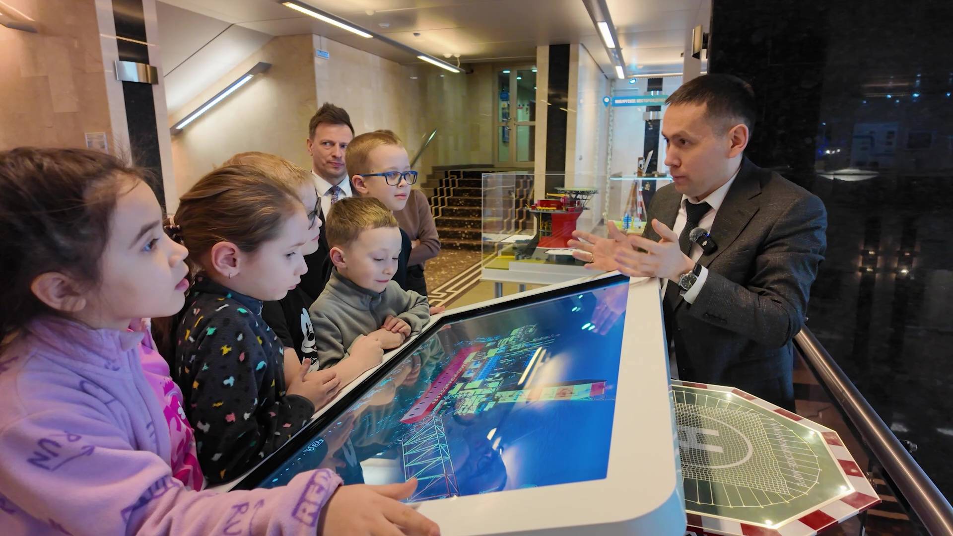 ВОПРОСИКИ И ОТВЕТИКИ / Экскурсия дошколят из «Звёздочки» в офисе «Газпром добыча Ямбург»