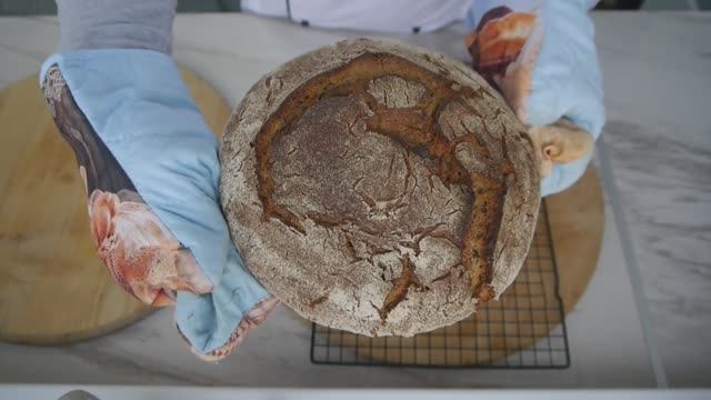 Ржаной подовый хлеб с семенами льна.