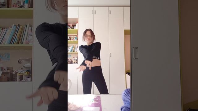 танцы под песню интересно со мной!!!