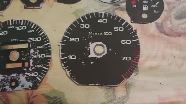 Облезли Шкалы на ауди 100,.наклеил Наклейки, что получилось.