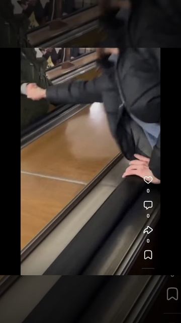 Добрый и пьяный дяденька в метро улетел с эскалатора