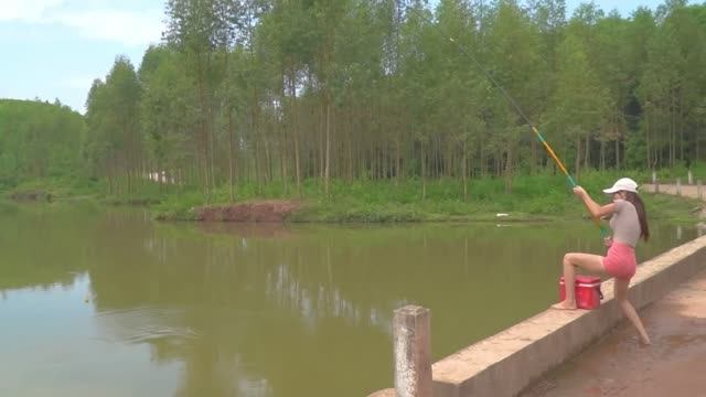 Красивая девушка ловит гигантскую рыбу у дороги #fishing