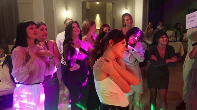 Девушки жестами показывают невесте что должен делать настоящий мужчина в семье