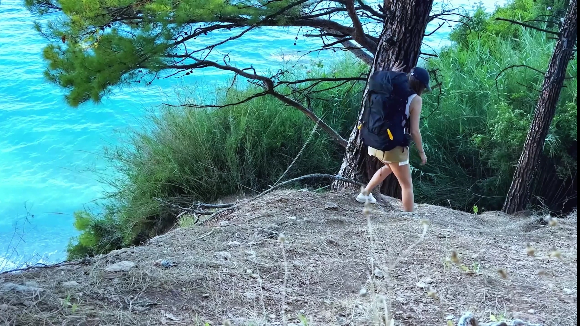 Девушка одна выживает на диком пляже , ставит кемпинг, готовит еду.