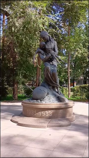 Памятник жертвам голода 1931-1933 годов в сквере Карагайлы в Алматы.