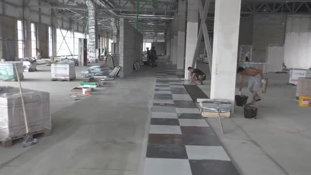 Как за 3 дня уложить 500м2 плитки. Заводим первый ряд. Обходим препятствия. Организация работ