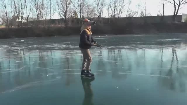 Такой прозрачный лёд - большая редкость. На коньках по зеркальной реке, чистый лед на реках России