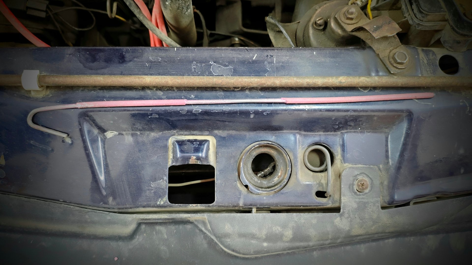 Как открыть капот Лада Калина ,если порвался трос