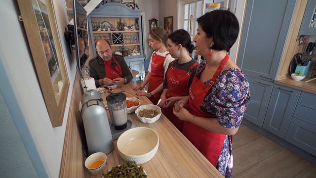 СССР: Готовим традиционные грузинские блюда: ароматный сациви и пхали в новом выпуске программы.