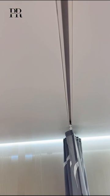 Встроенный карниз в натяжной потолок для шторки в ванной