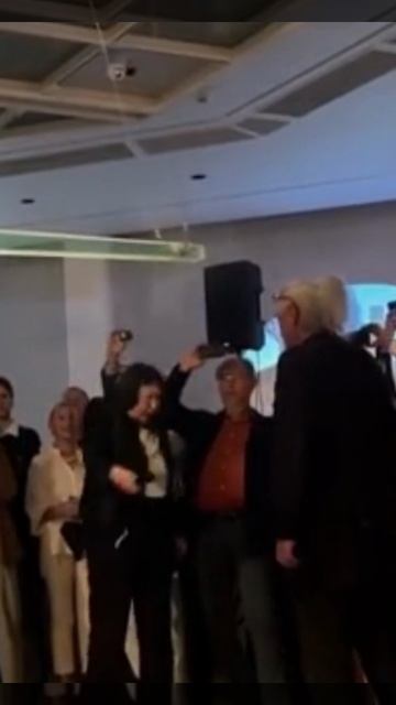 Разбивание "сахарной бутылки" на открытии выставки в Третьяковской галерее. Сахарное стекло.