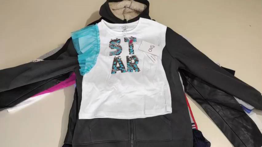 Лот 2438 Сток OVS детский микс  цена 1960 руб кг вес 4,3кг