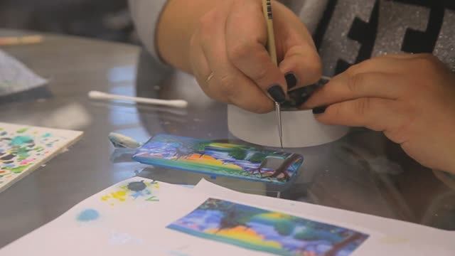 Художественное оформление крышки телефона