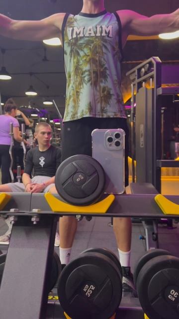Моя оффлайн жизнь. Тренажерный зал 4. #спорт #тренажерныйзал #оффлайн #жизнь #shorts #hydot