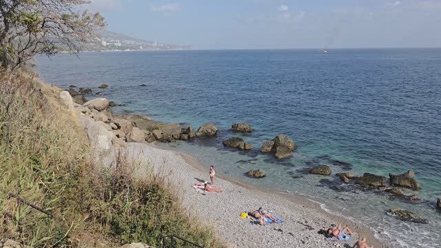 Пляж «Дуся», он же пляж имени монаха Бертольда Шварца в Алупке