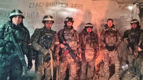 Не слышно бой часов