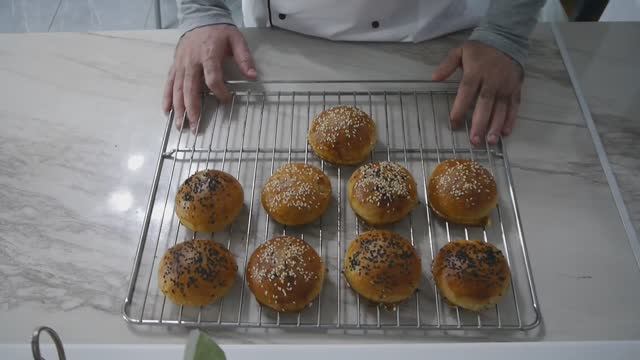 Пшеничные булочки для гамбургеров на закваске.