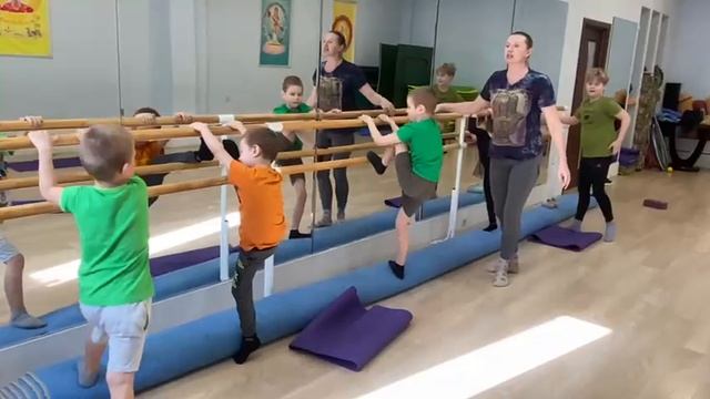 На занятиях с детьми. Прямая спина. Упражнения на растяжку