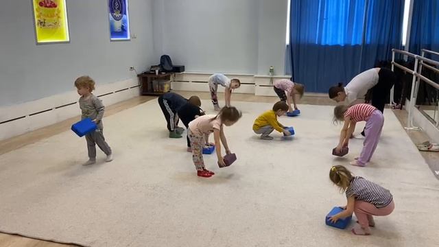 На занятиях по акробатике в марте 2025. Поднимаем кирпичи