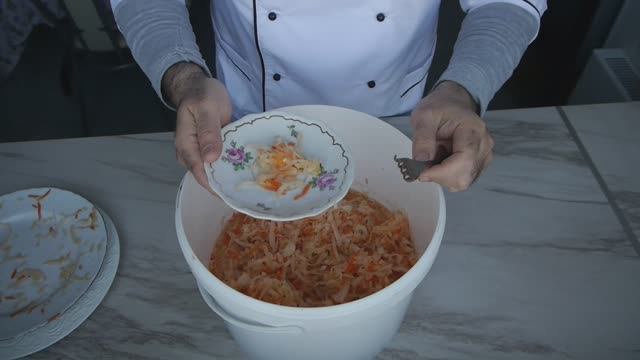 Квашеная капусту по старинному рецепту. Без сахара и уксуса. Очень вкусно и полезно.