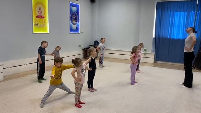 На занятиях с детьми. Прямая спина