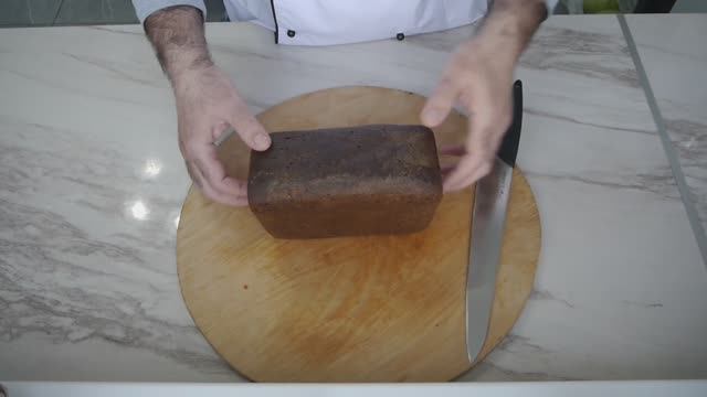 Ржаной цельнозерновой хлеб на остатках закваски.