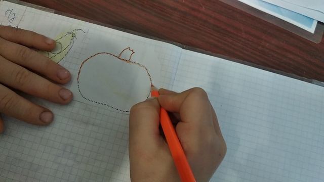 Одновременное выполнение артикуляционного упражнения "Лошадка" и соединения рисунка по точкам