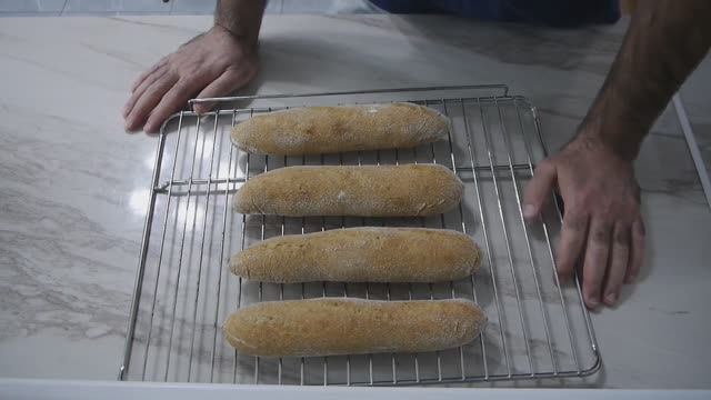 Багеты на закваске с небольшим количеством ржаной муки.