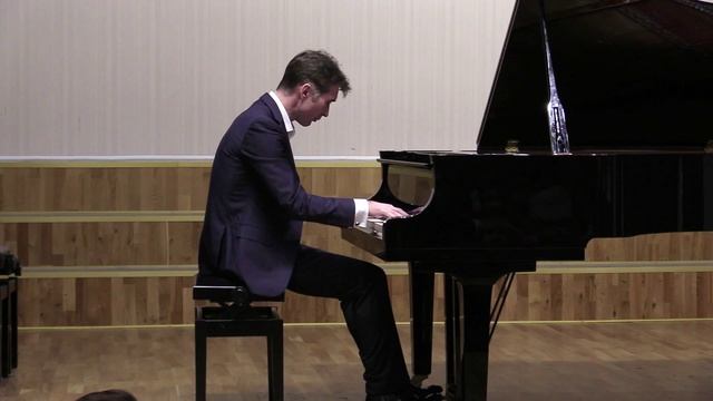 И. Штраус-А. Шульц-Эвлер 
Арабески на темы вальса 
"На прекрасном голубом Дунае"
Blue Danube