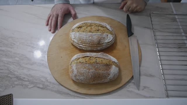 Пшеничный хлеб на закваске с жареными семенами льна.