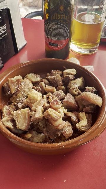 Свиные шкварки с солью