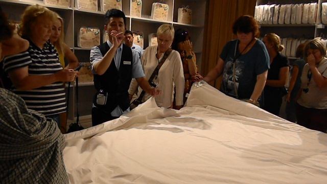 Китаец нахваливает шёлковые одеяла