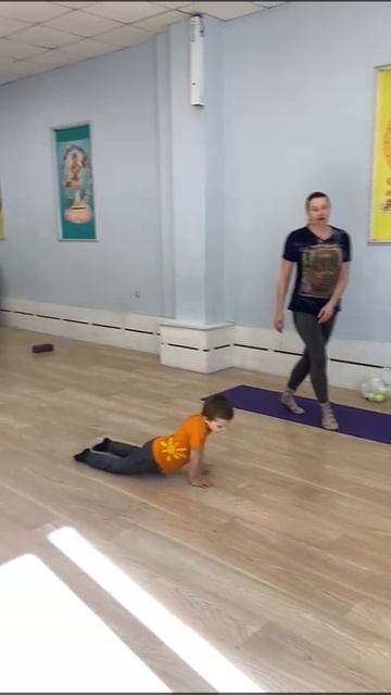 На занятиях с детьми. Прямая спина. Маленькие соревнования.