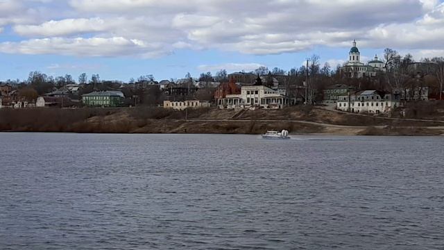 22-03-2025Вечерняя прогулка с другого берега реки... На воду спустили некий транспорт.....