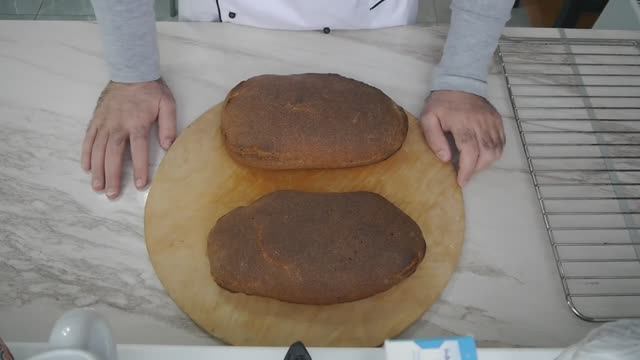 Ржаной подовый хлеб на густой пшеничной закваске.