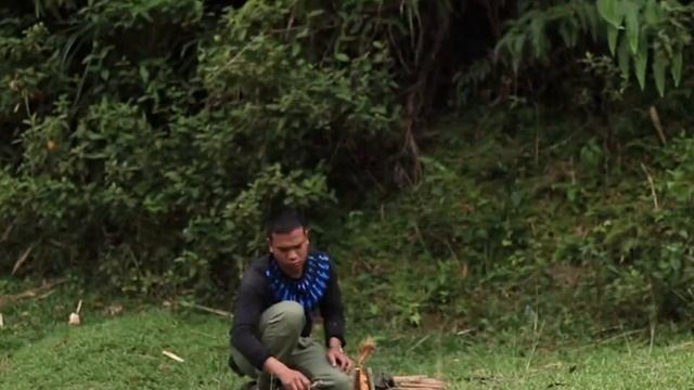 Когда приехала теща в гости, мужик строит хижину в горах.