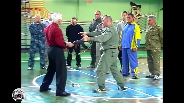 Алексей Алексеевич Кадочников объясняет принципы работы против автомата