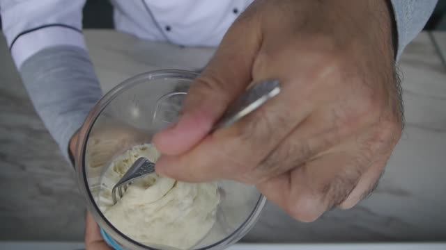 Вывожу пшеничную закваску 50% влажности.