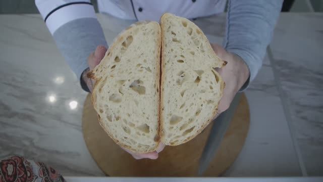 Традиционный французский хлеб на трёхфазной закваске.