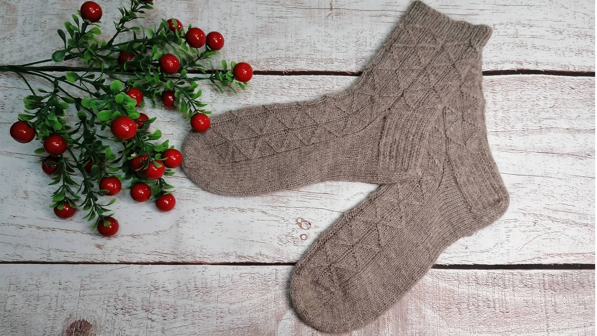 Носочки с рельефным узором и укрепленной бабушкиной пяткой//МК