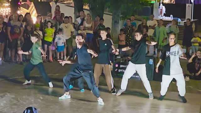 Анапа летом. Уличные шоу Анапы летом. Танцы на Набережной Анапы DANCE_SUNNAT и VITALIY_DAVIDYIAN.