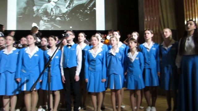 28. "Сигнальщики-горнисты". Музыка Александры Пахмутовой, слова Н. Добронравова.