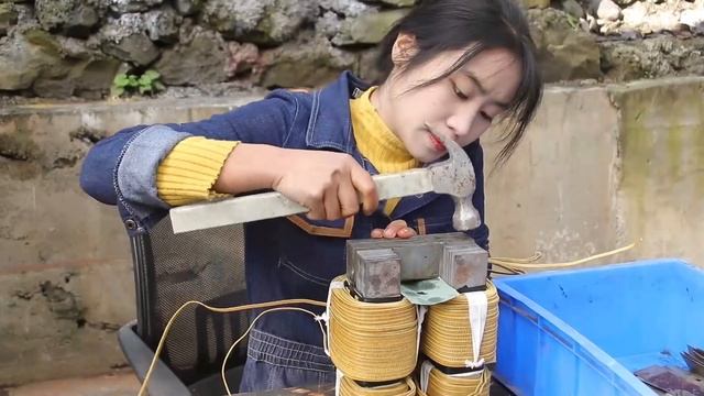 Девушка восстанавливает сварочный аппарат